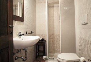 Apartamento conforto, 1 quarto, vista para o jardim, no piso térreo | Banheiro | Chuveiro, produtos de toalete grátis, secador de cabelo, bidê