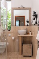 Apartamento, 1 quarto, no rés do chão (for 4 people) | Casa de banho | Um chuveiro fixo, artigos de higiene pessoal grátis 