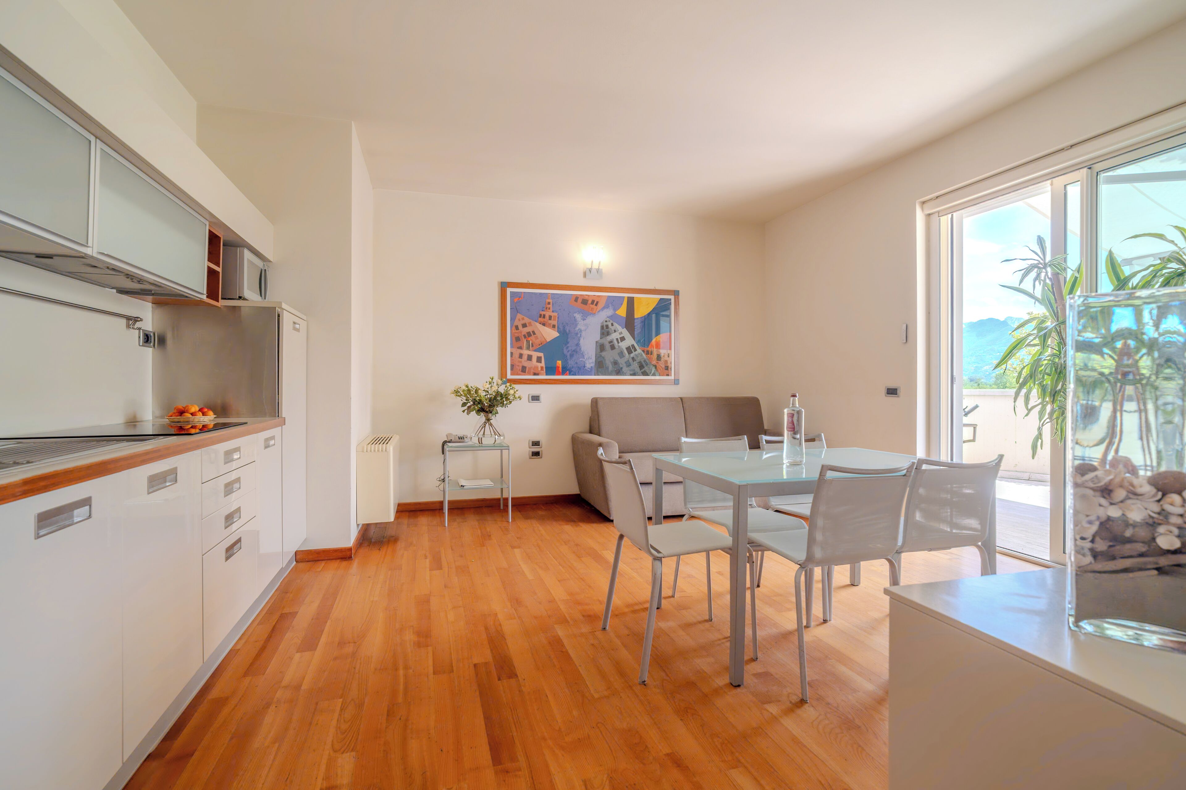 Apartamento Superior (for 5 people) | Sala de estar | Televisor de ecrã plano de 24 polegadas com canais digitais, televisor 