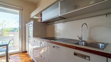 Apartamento, 1 quarto (for 3 people) | Sala de estar | Televisor de ecrã plano de 24 polegadas com canais digitais, televisor