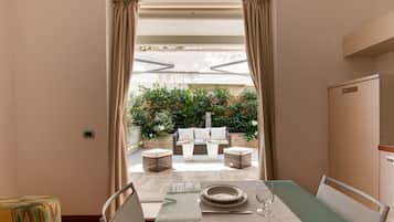 Apartamento, 1 quarto, no rés do chão (for 4 people) | 1 quarto, cofre no quarto, com mobília individualizada, secretária