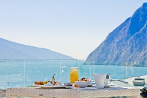 Café da manhã com buffet grátis todos os dias