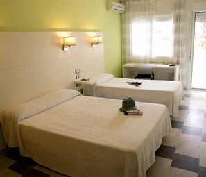 Quarto triplo | Cofres nos quartos, escrivaninha, Wi-Fi de cortesia