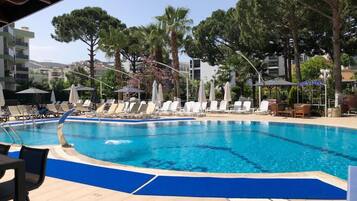 Piscina exterior sazonal, toldos gratuitos, guarda-sóis