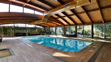 Piscina interior, da(s) 10:00 à(s) 22:00, espreguiçadeiras