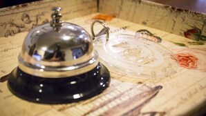 Um telefone de estilo antigo com capa de vidro transparente e cúpula de metal.