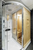 Quarto executivo, sauna seca, vista para o mar | Roupas de cama premium, camas Select Comfort, frigobar
