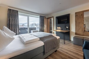 Quarto Familiar, vista para a montanha | Roupa hipoalergénica, com decoração personalizada, secretária 