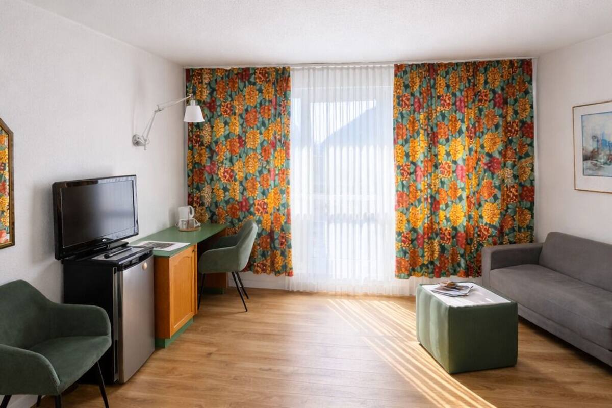 Quarto Duplo | Cofre no quarto, secretária