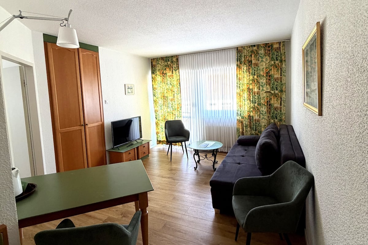 Suite | Cofre no quarto, secretária