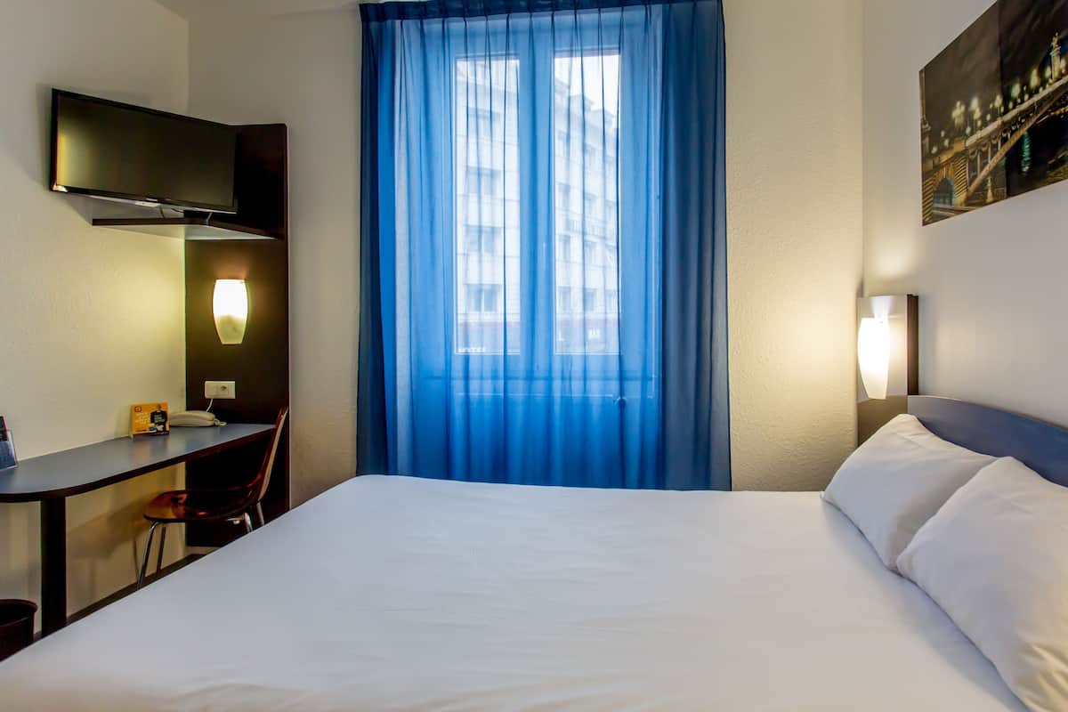 Escrivaninha, quartos à prova de som, Wi-Fi de cortesia, roupa de cama