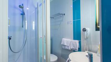 Quarto solteiro standard | Banheiro | Chuveiro, secador de cabelo, toalhas de banho