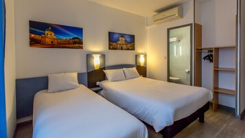 Quarto triplo família | Escrivaninha, quartos à prova de som, Wi-Fi de cortesia, roupa de cama