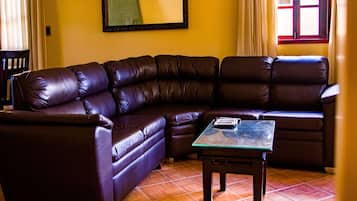 Apartamento standard | Área de estar | TV de tela plana 32 polegadas com canais a cabo, TV