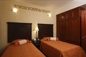 Cofre no quarto, com decoração personalizada 