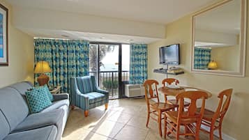 Quarto Standard, 2 quartos | Sala de estar | Televisor de ecrã plano de 37 polegadas com canais por cabo, televisor