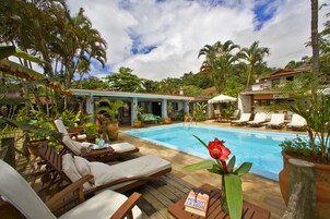 Piscina externa, espreguiçadeiras