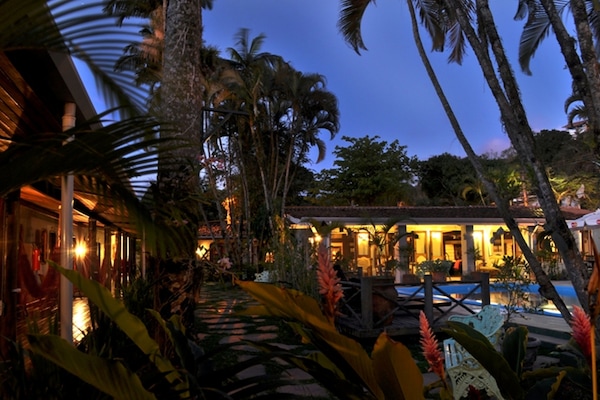 Piscina externa, espreguiçadeiras