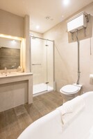 Quarto Superior | Casa de banho | Uma combinação polibã/banheira, artigos de higiene pessoal grátis