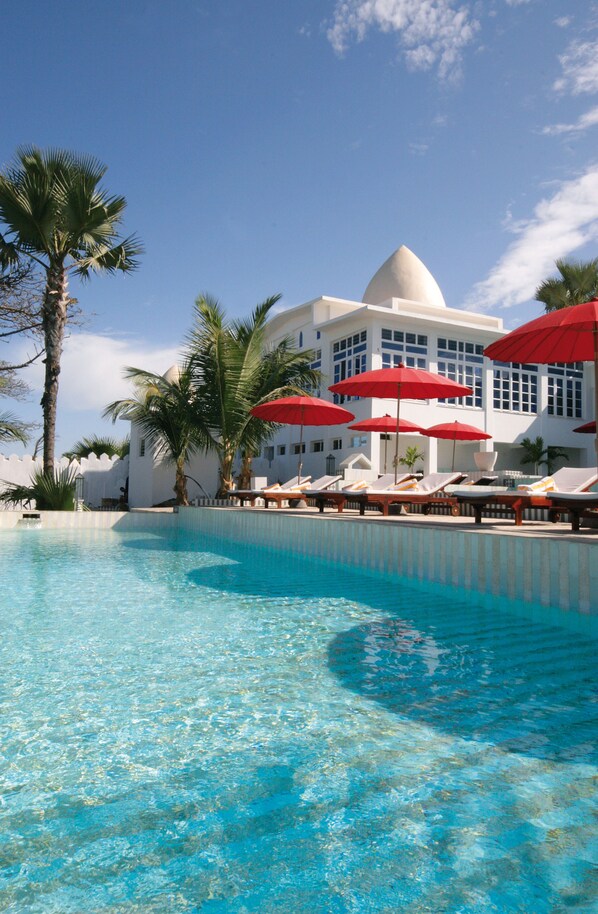 Piscina interna, 4 piscinas externas, barracas de cortesia, guarda-sóis