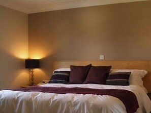 Cofres nos quartos, escrivaninha, berços grátis, Wi-Fi de cortesia