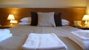 Cofres nos quartos, escrivaninha, berços grátis, Wi-Fi de cortesia