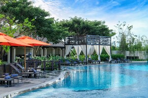 Piscina exterior, guarda-sóis, espreguiçadeiras 