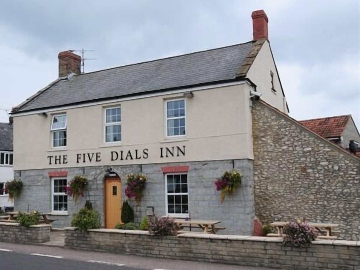 The Five Dials Inn Reviews, Deals & Photos 2023 - Expedia.co.uk