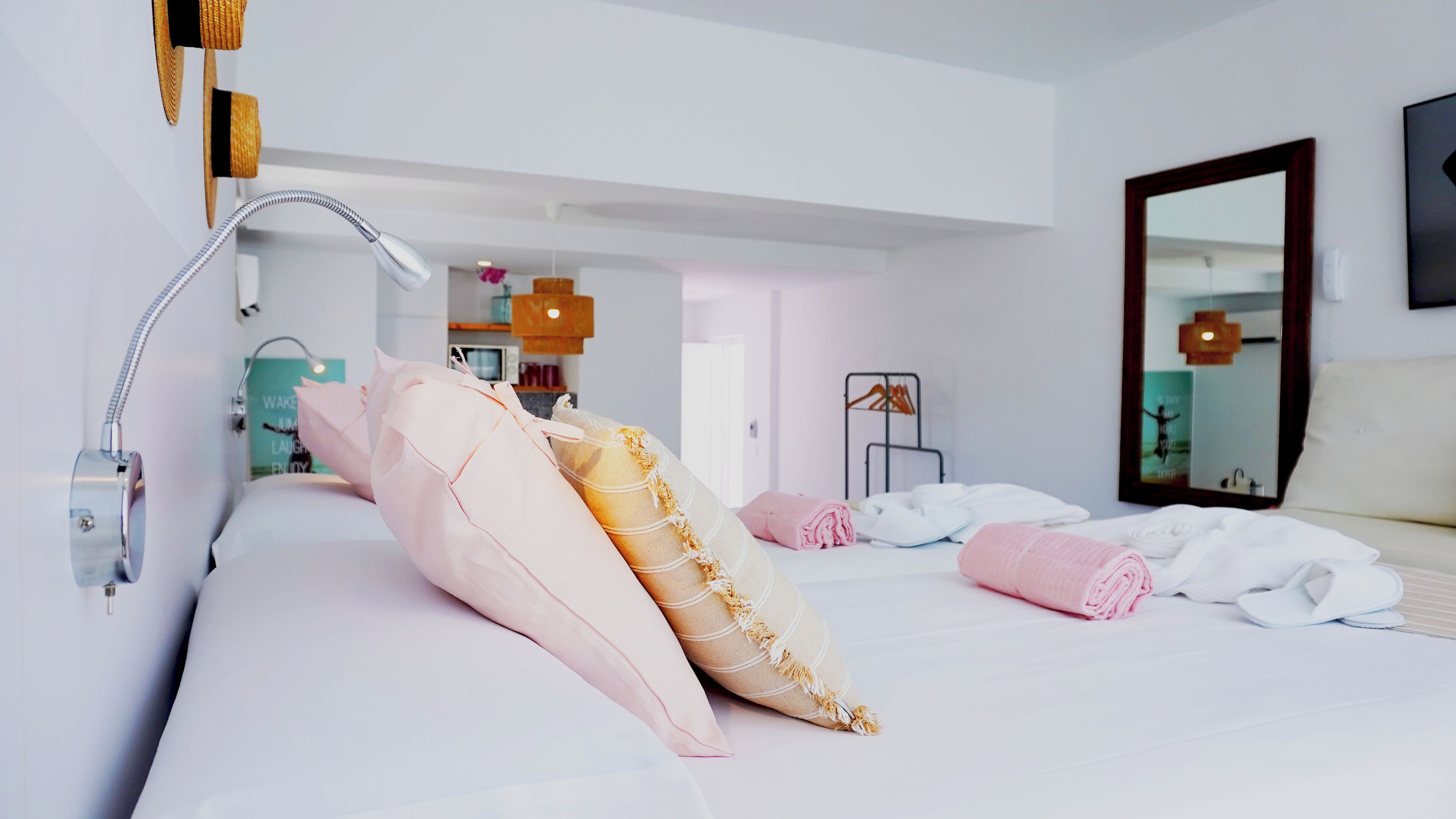 Quarto de hotel moderno com uma cama grande, banheiro com chuveiro e vista para a cidade.