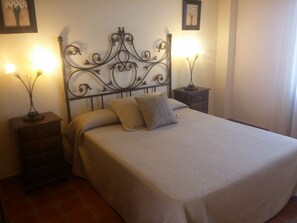 Quarto casal standard | Roupas de cama premium, individualmente decorados, escrivaninha