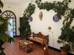 Área de estar no saguão