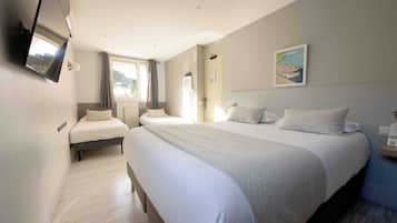 Quarto Quádruplo Comfort, vista para a piscina | Camas de colchão pillowtop, cofre no quarto, secretária