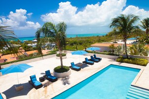 2 piscinas exteriores, guarda-sóis, espreguiçadeiras 