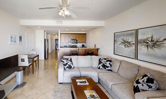 Suite, 1 quarto, vista para o pátio | Sala de estar | Televisor LCD de 37 polegadas com canais via satélite, televisor 