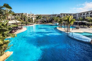 Piscina interior, piscina exterior, guarda-sóis 