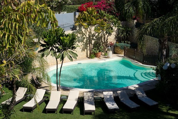 Piscina exterior, espreguiçadeiras