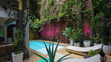 Piscina interna, piscina externa, espreguiçadeiras