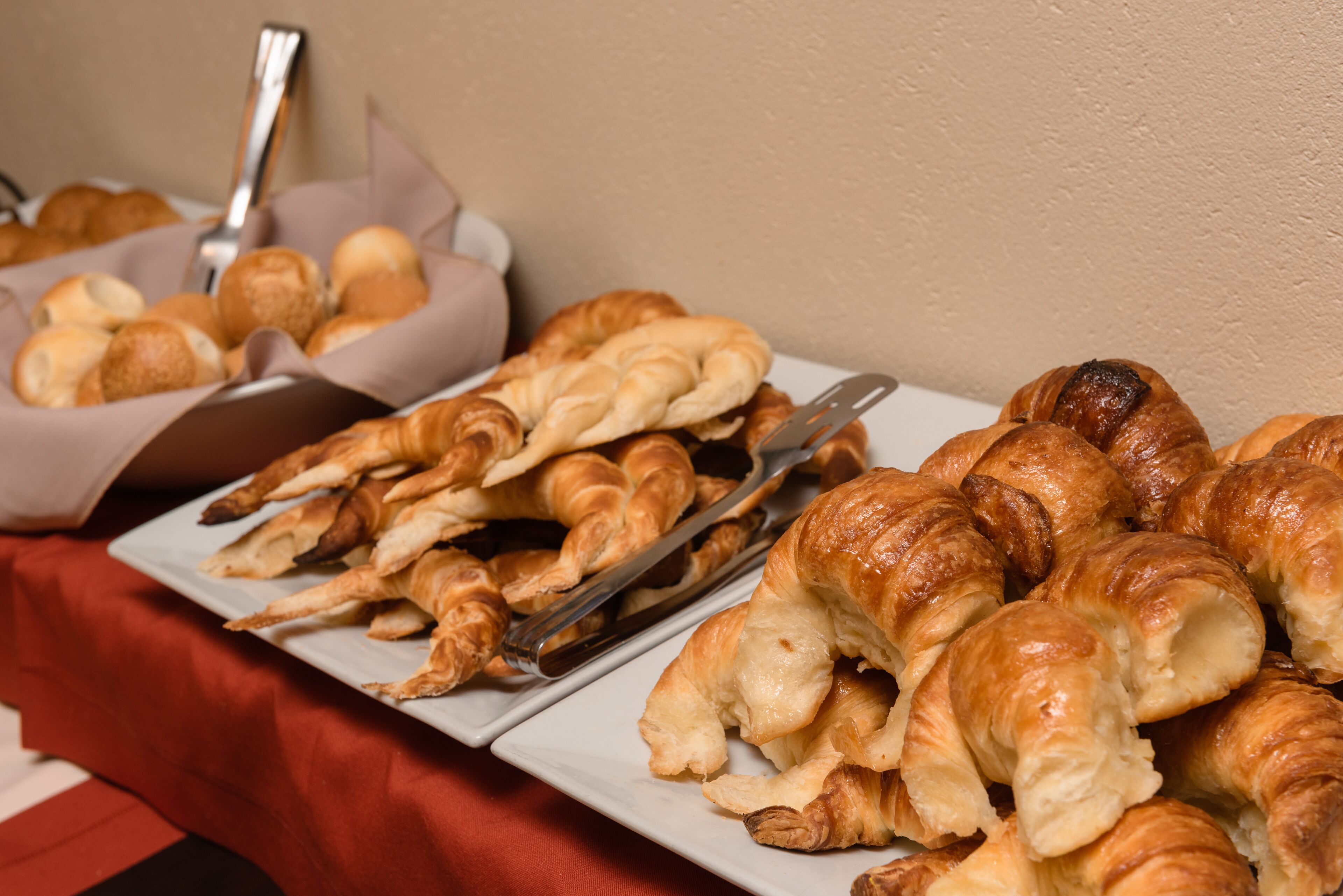 Uma mesa de buffet com diversos doces e um garfo.