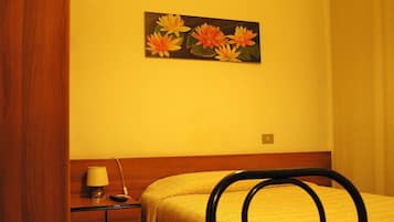 Roupas de cama de algodão egípcio, cofres nos quartos, escrivaninha