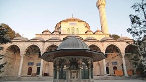 Um edifício histórico com uma cúpula central e um minarete alto.