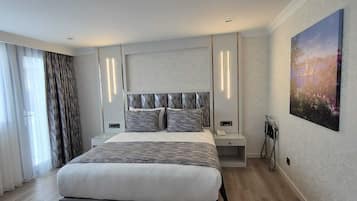 King Suite Room | Roupas de cama premium, camas com colchões pillow-top, frigobar