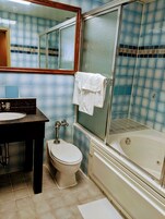 Uma combinação polibã/banheira, artigos de higiene pessoal grátis 