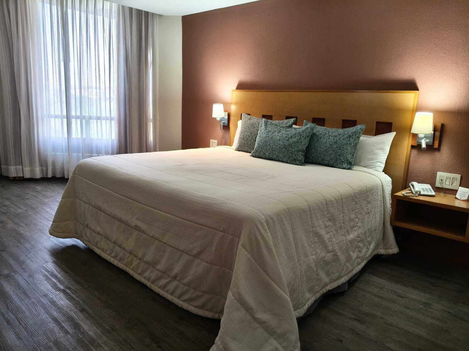 Quarto superior, 1 cama King | Cofres nos quartos, ferros/tábuas de passar roupa, Wi-Fi de cortesia