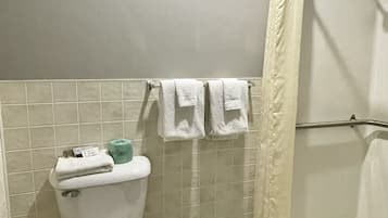 Quarto standard, 1 cama Queen | Banheiro | Chuveiro, produtos de toalete grátis, toalhas de banho