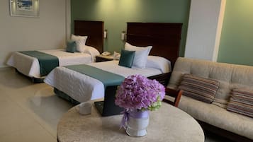 Quarto triplo júnior | 1 quarto, roupas de cama premium, cofres nos quartos, escrivaninha
