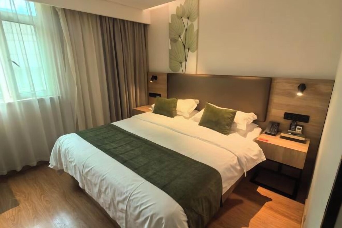 Business Queen Room