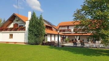 Serviço de café da manhã e jantar, vistas para o jardim 