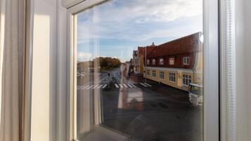 Quarto casal romântico, 1 cama King, em edifício anexo | Vista do quarto