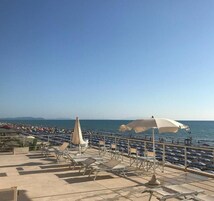 Na praia, espreguiçadeiras, guarda-sóis de praia 