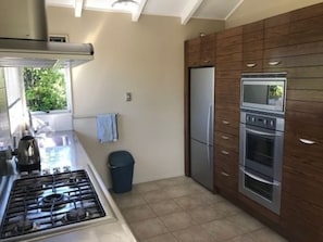 Vila superior, 2 quartos, vista para o jardim, no jardim | Cozinha privada | Geladeira, micro-ondas, cafeteira/chaleira, chaleira elétrica